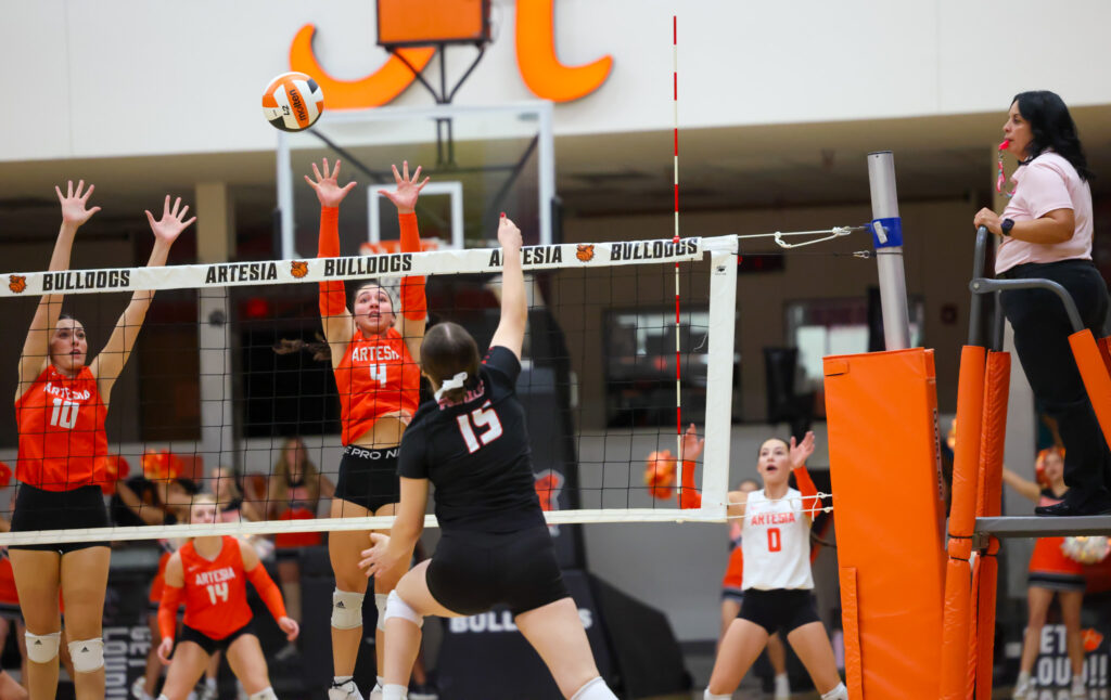 Artesia girls' volleyball team keeps its championship hopes alive ...